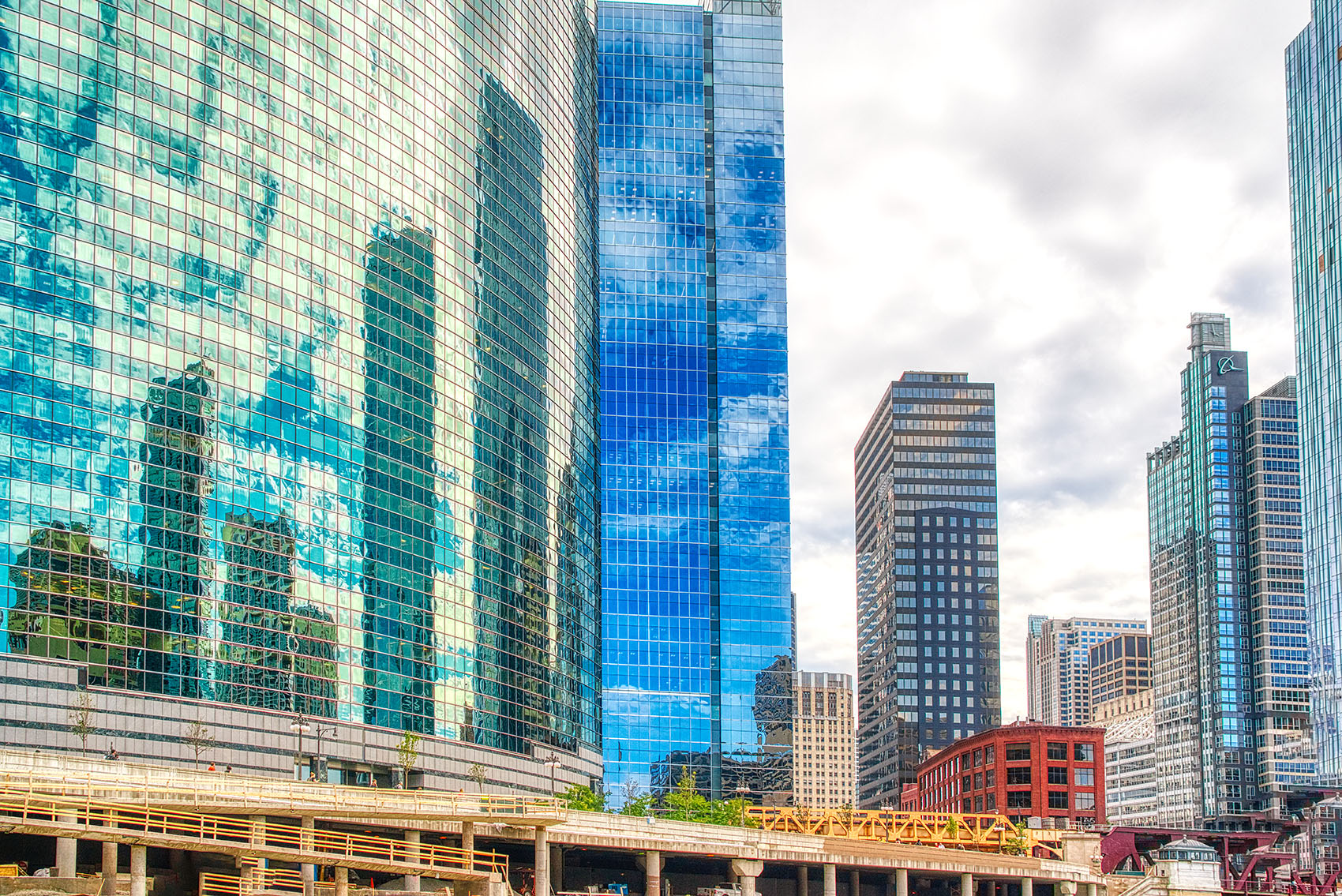 2019-10-04 GLASS FACADE MIRRORS IN CHICAGO - heyyouphoto.com