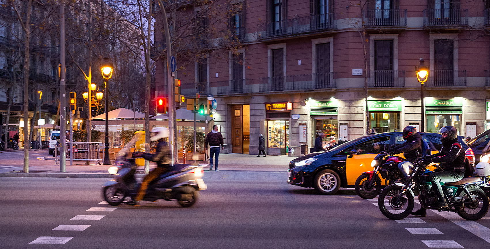 Barcelona motor bikes size - heyyouphoto.com
