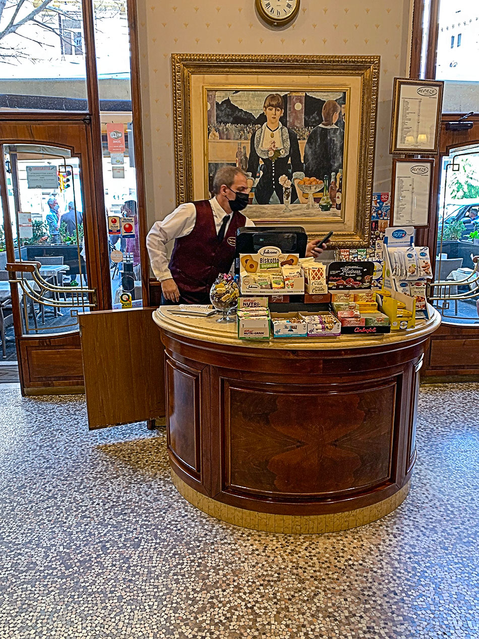 2021-10-12 BAR IN NAPLES - heyyouphoto.com