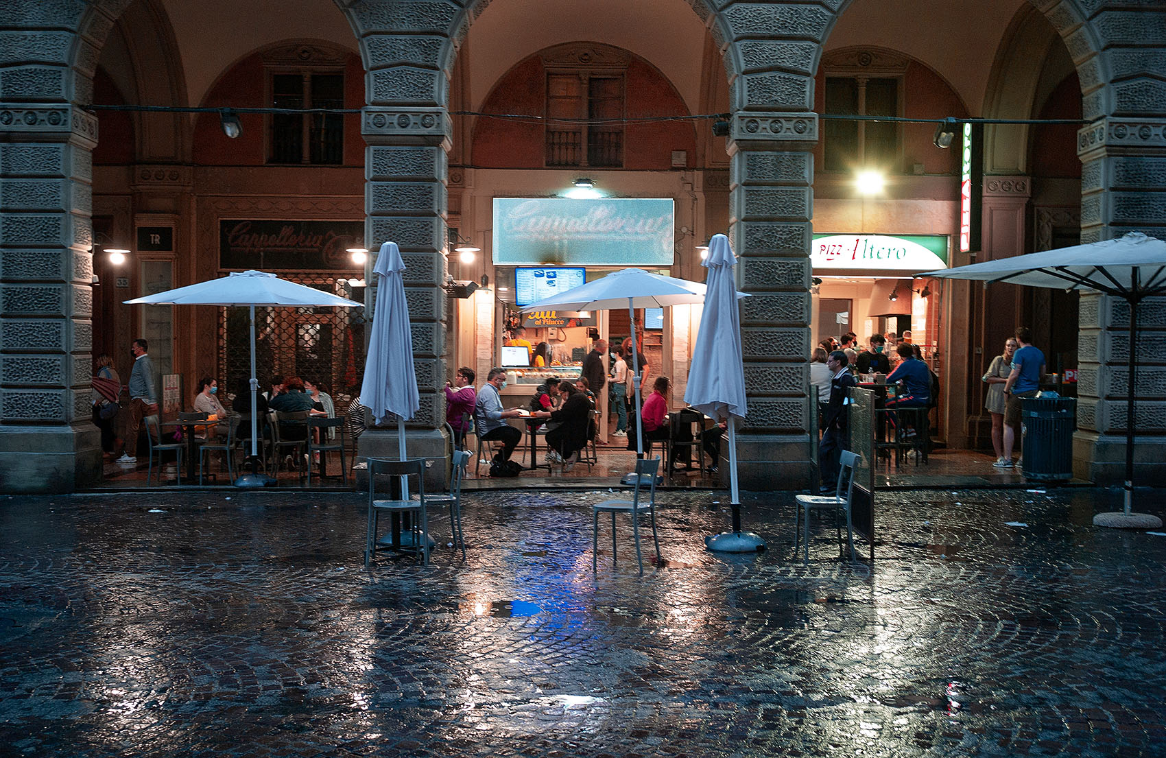 2021-12-24 BAR IN BOLOGNA - heyyouphoto.com