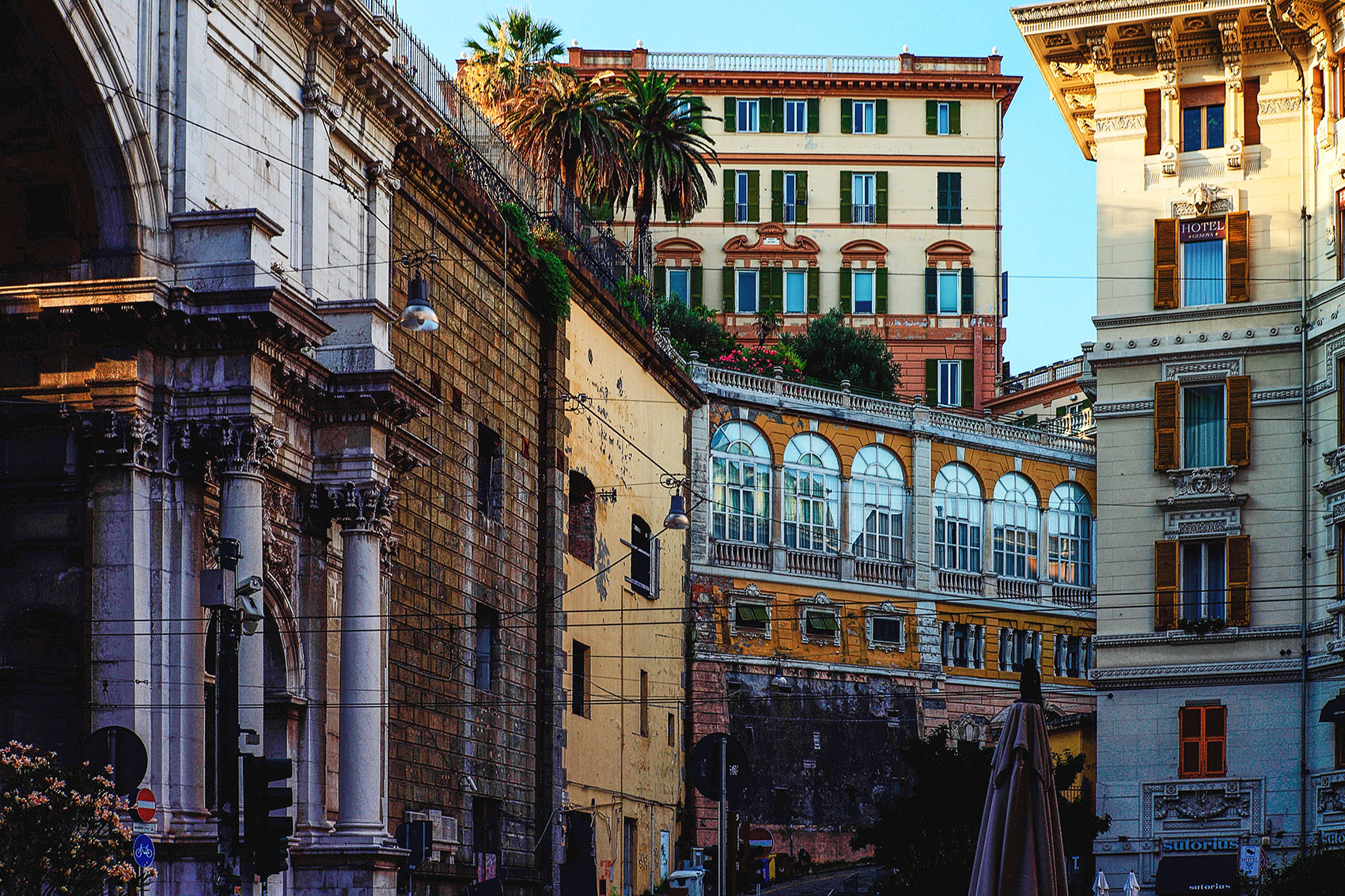 Genua buildings size - heyyouphoto.com